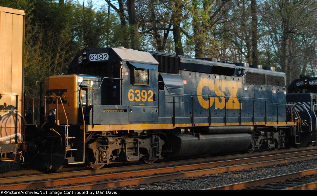 CSX GP40-2 6392 on Q439-17